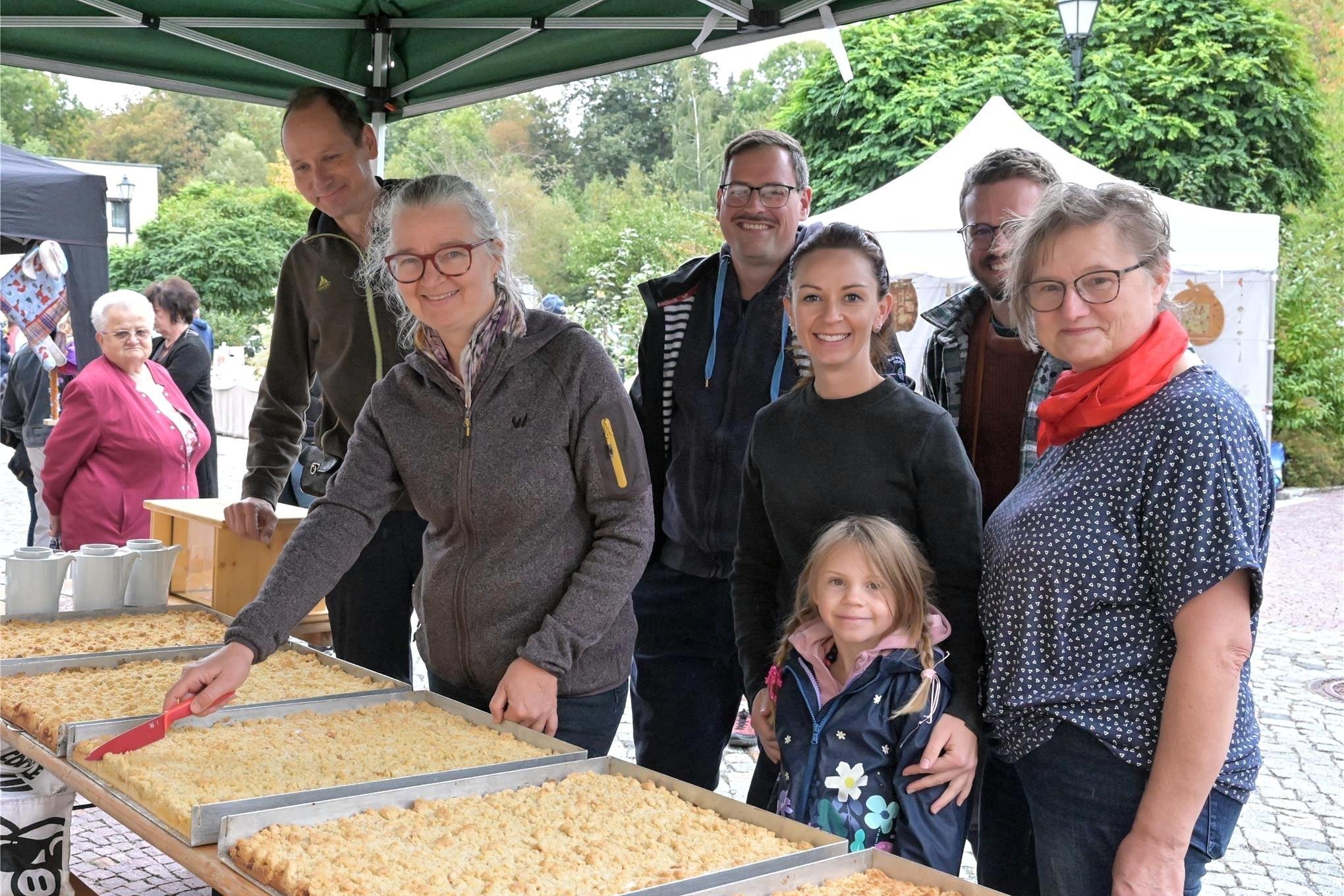 In Lößnitz ist ein Riesenapfelkuchen angeschnitten worden