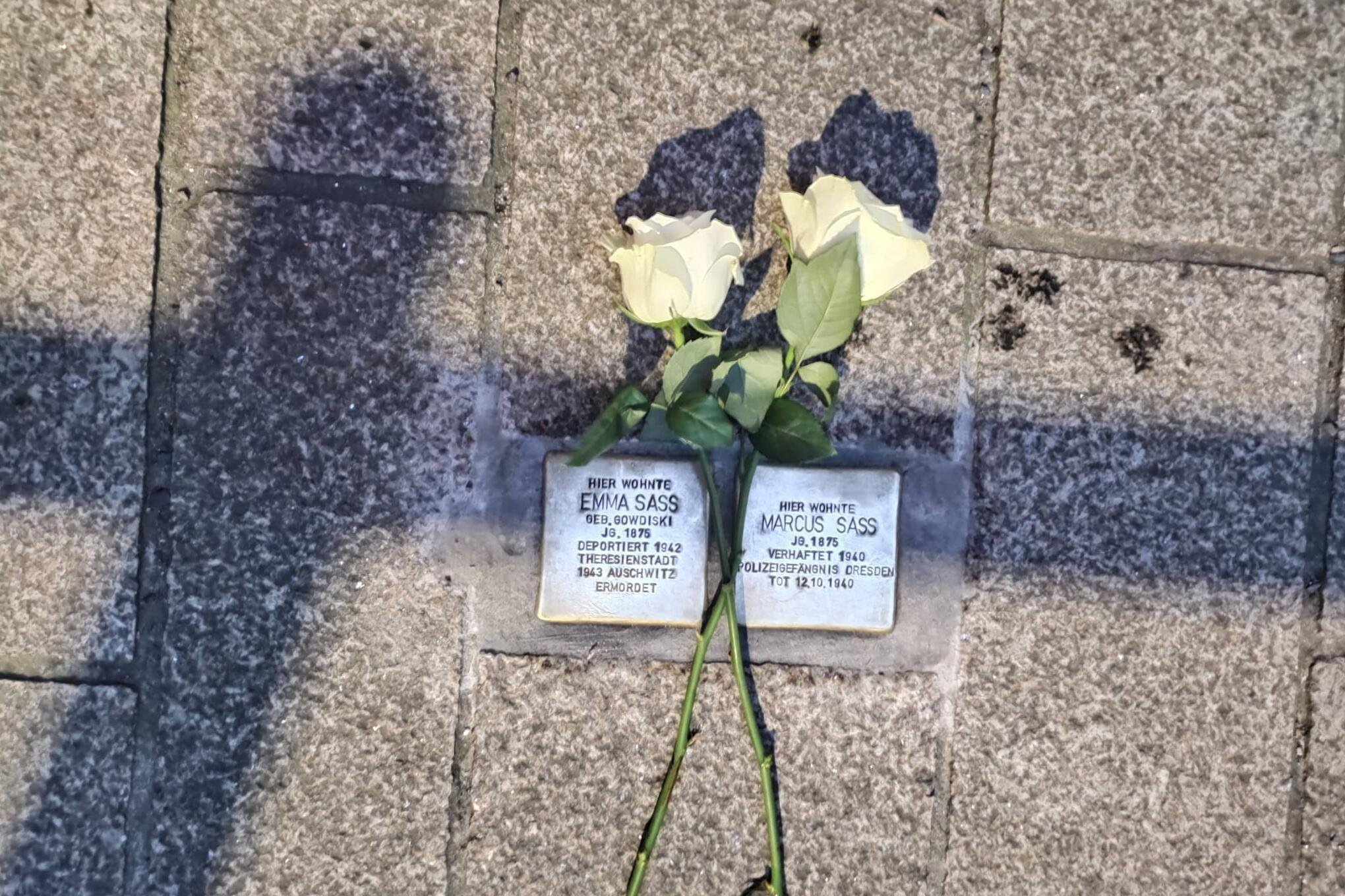Neue Lichtensteiner Stolpersteine: Rosen für Nazi-Opfer