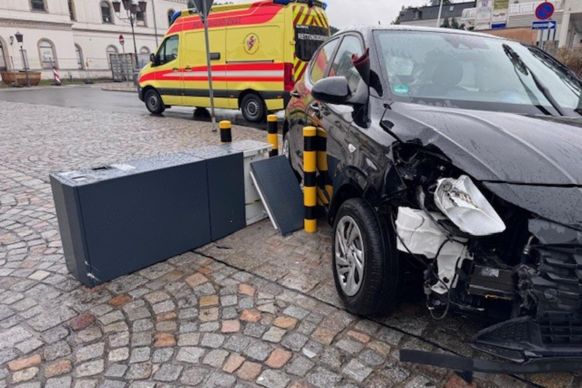Schock am Bahnhof in Crimmitschau: Auto kippt nach Crash mit Ladesäule um