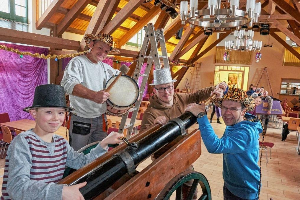 Tenne wird für Fasching fit gemacht