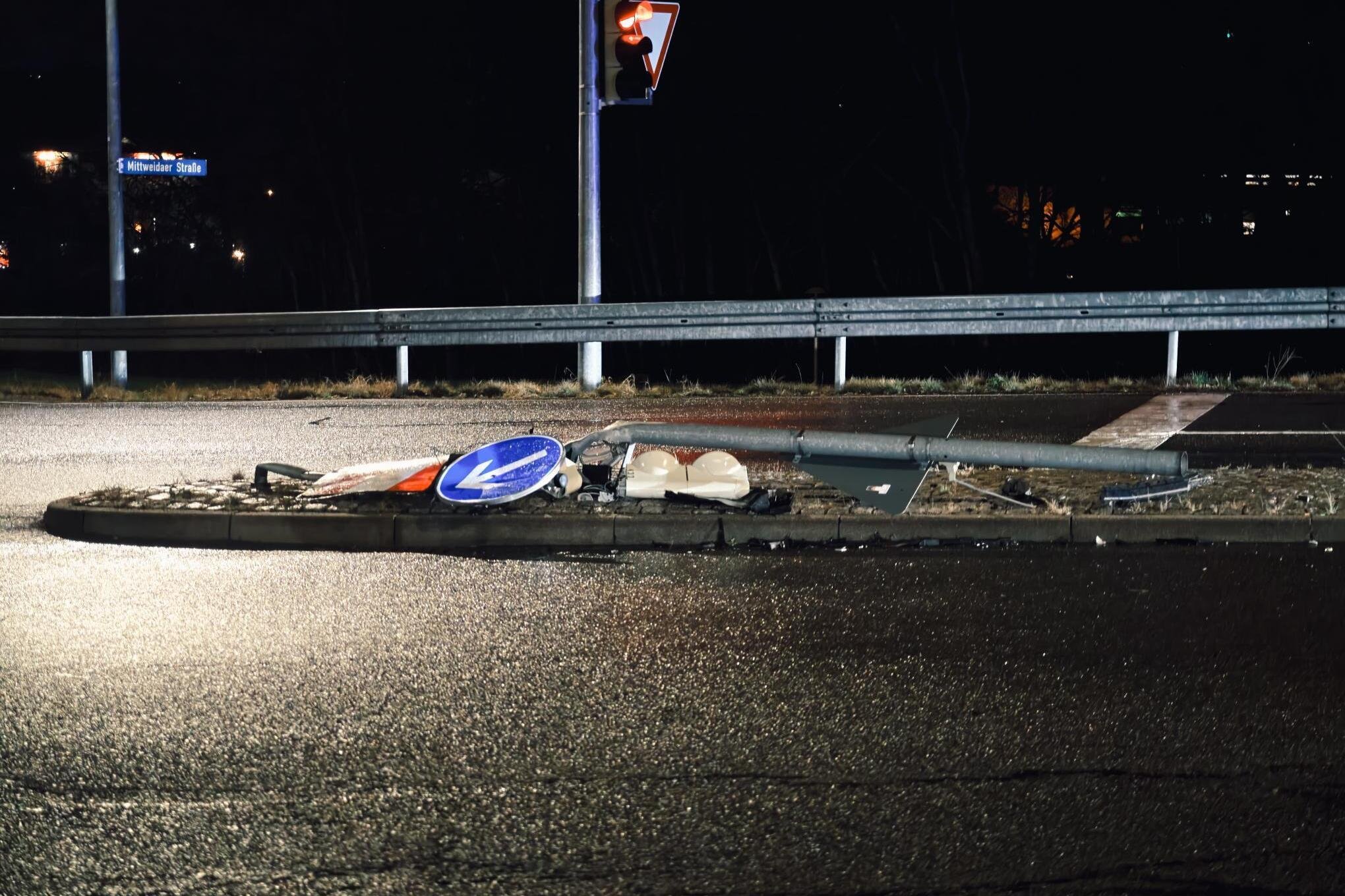 Unfall in Frankenberg: Auto beschädigt Ampel und fährt einfach weiter