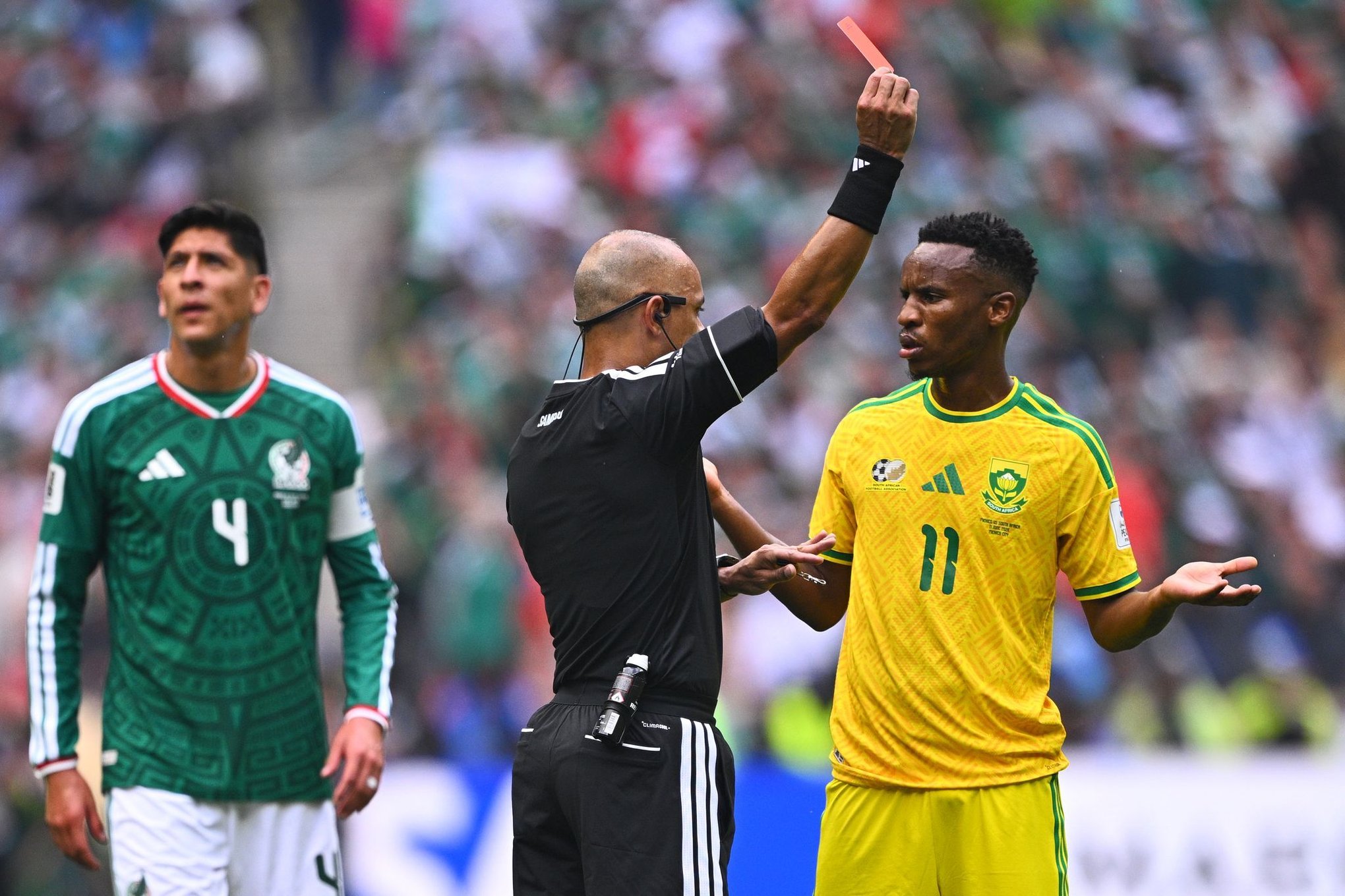 Englische Ansage von WM-Schiri wird Netz-Hit in Brasilien