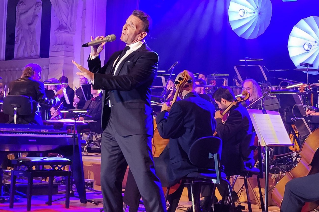 Mark Keller mit Vogtland-Philharmonie und Band auf großer Konzertbühne ...