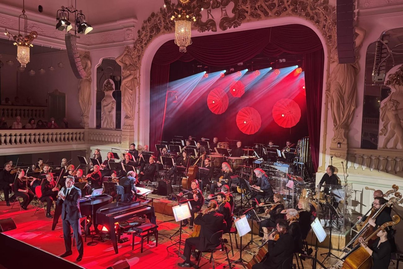 Mark Keller mit Vogtland-Philharmonie und Band auf großer Konzertbühne ...