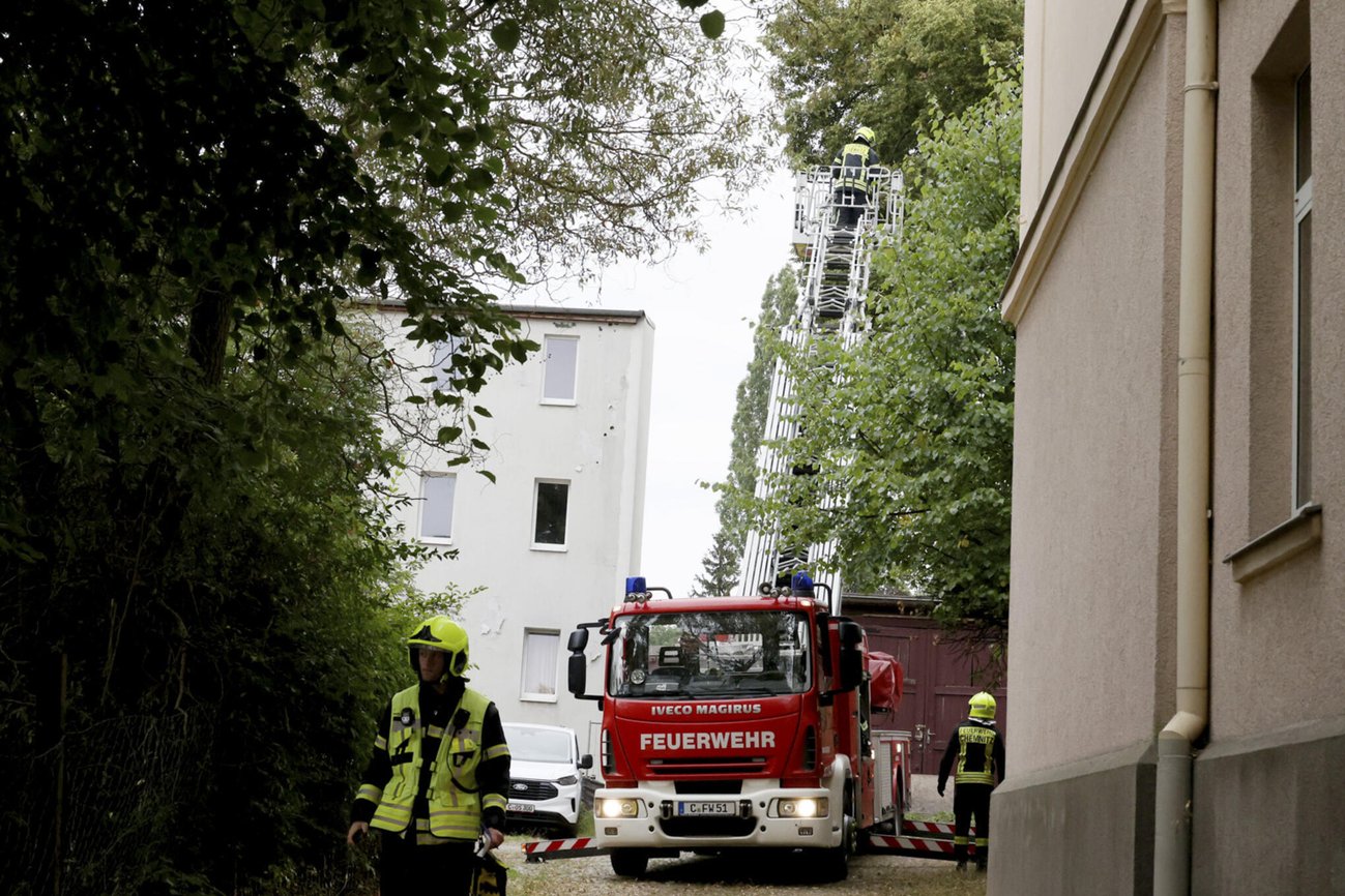 Feuerwehr rettet Mann nach Leitersturz in Chemnitz