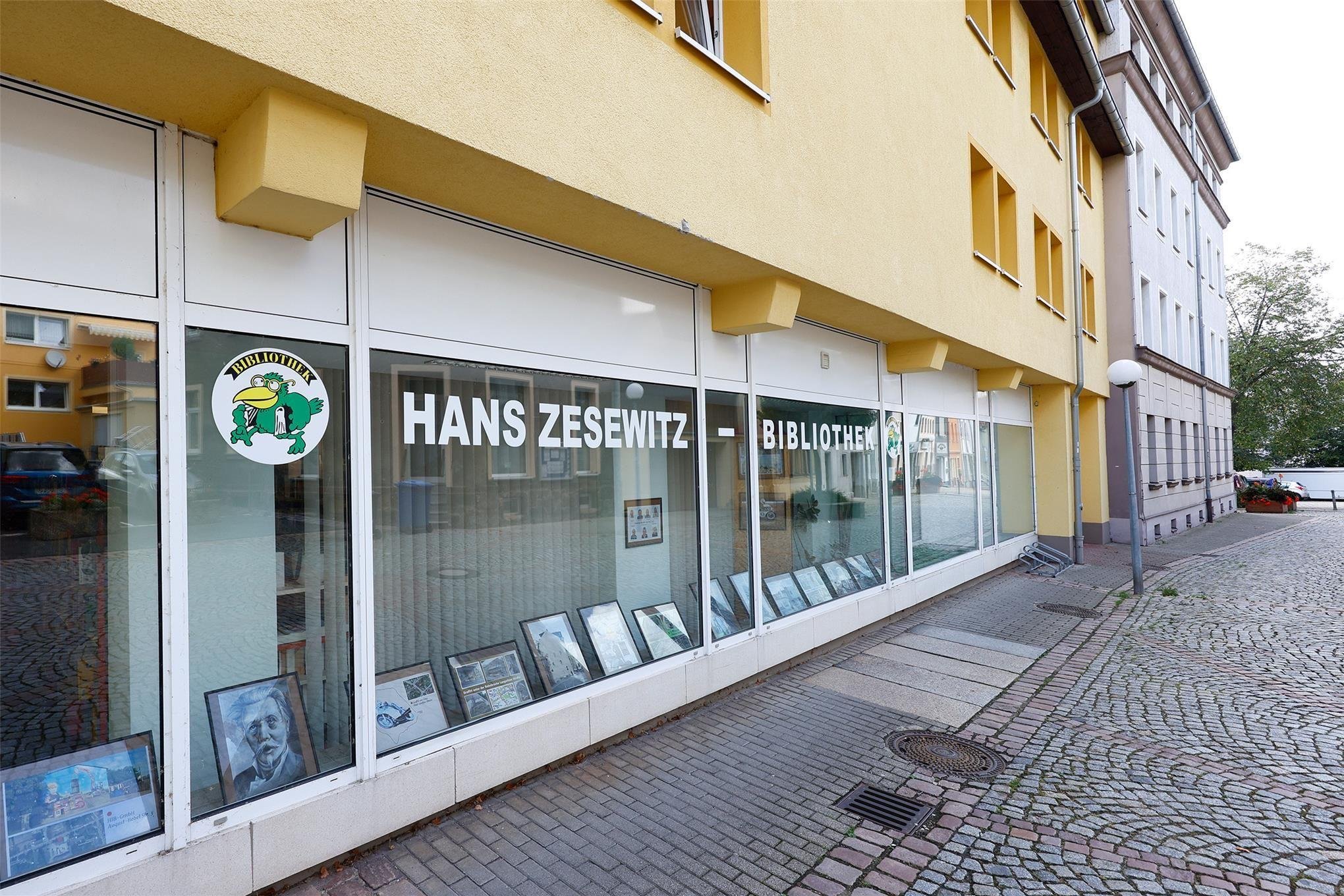 Hohenstein-Ernstthal: Bibliothek feiert mit Sekt und Brötchen