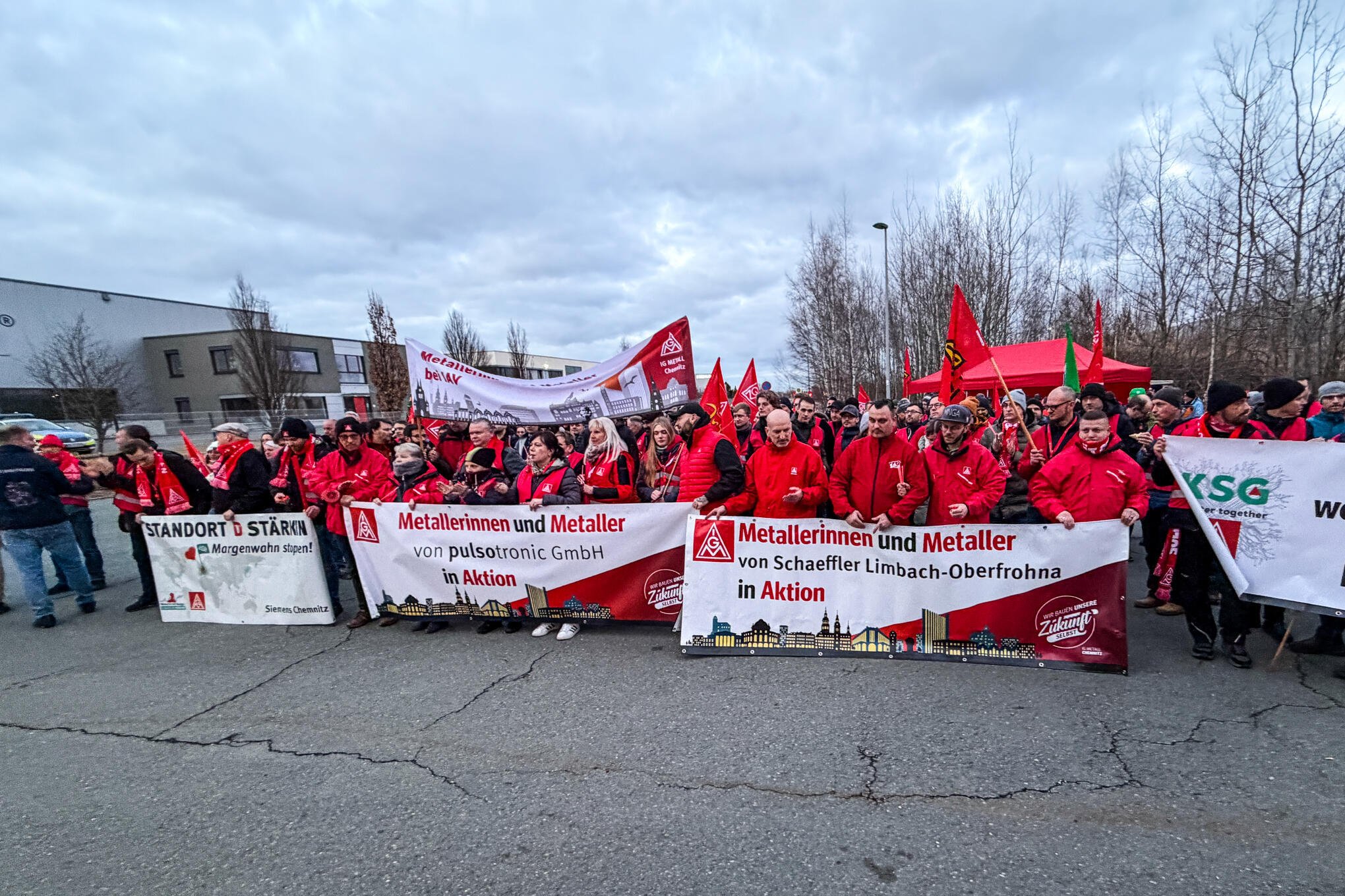 „Rote Linie erreicht“: Protest gegen Stellenabbau bei ...