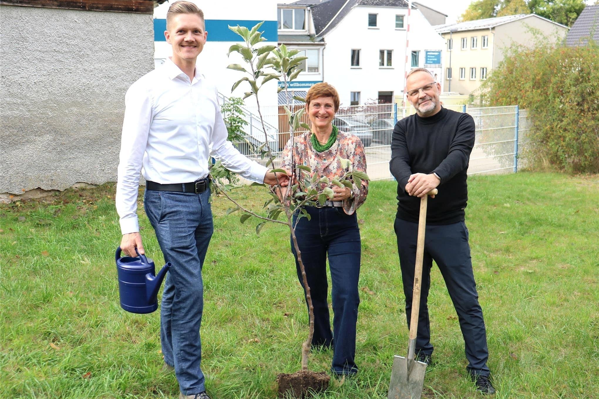 Ratiomat Leubsdorf: Ein Apfelbaum für eine ausgezeichnete Firmenchefin