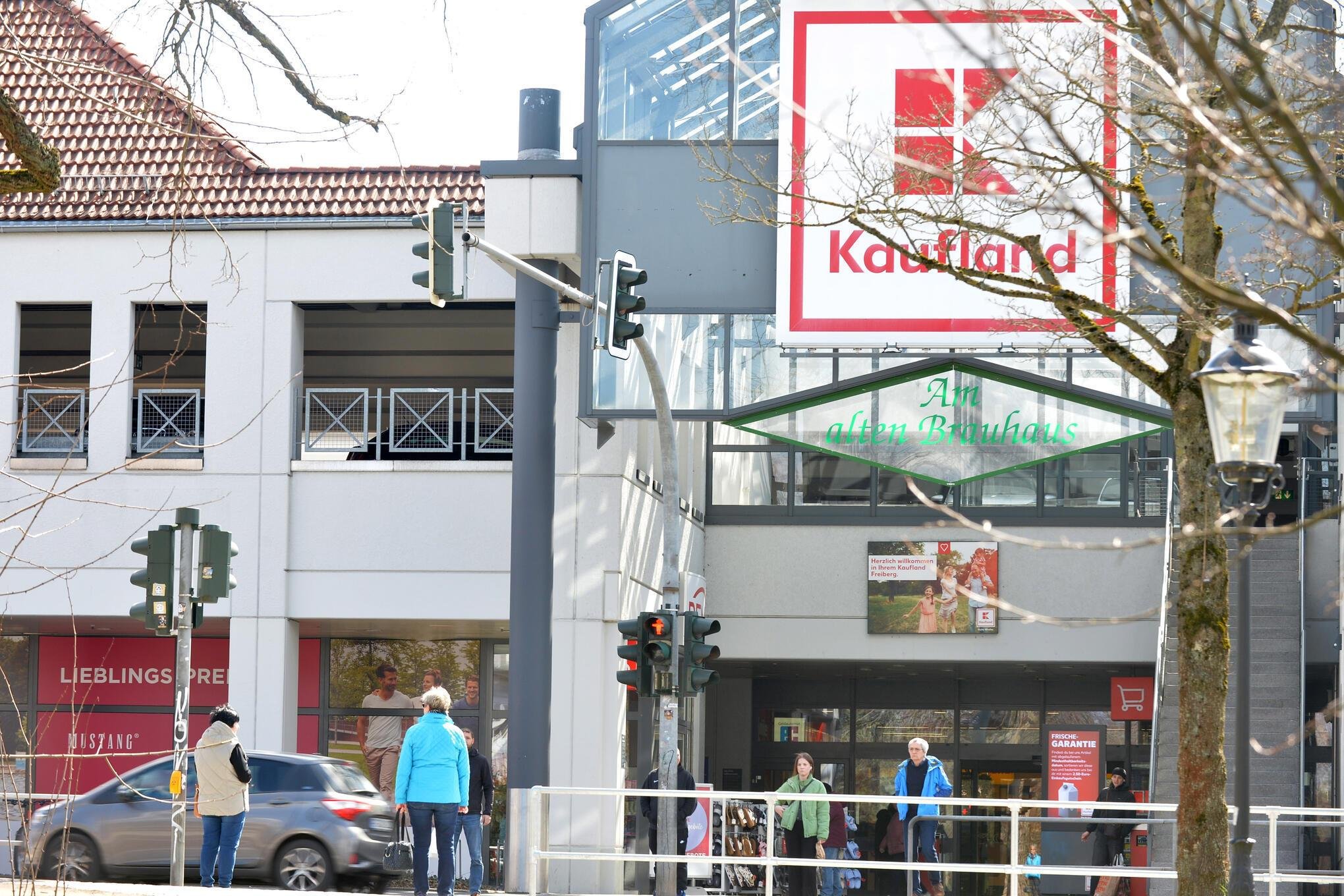 Fiese Masche auf dem Parkdeck am Kaufland in Freiberg: Frau wird ...