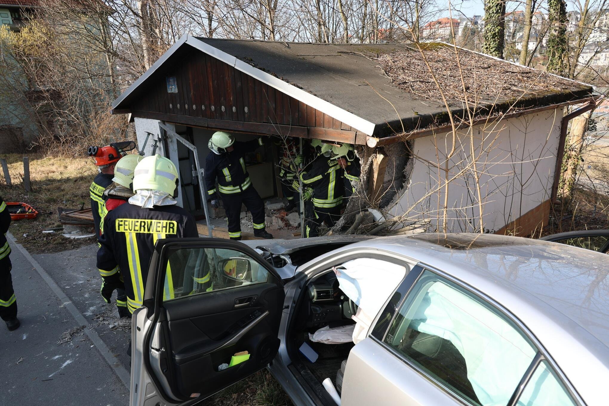 Bundesstraße in Aue gesperrt: Auto kracht in Garage