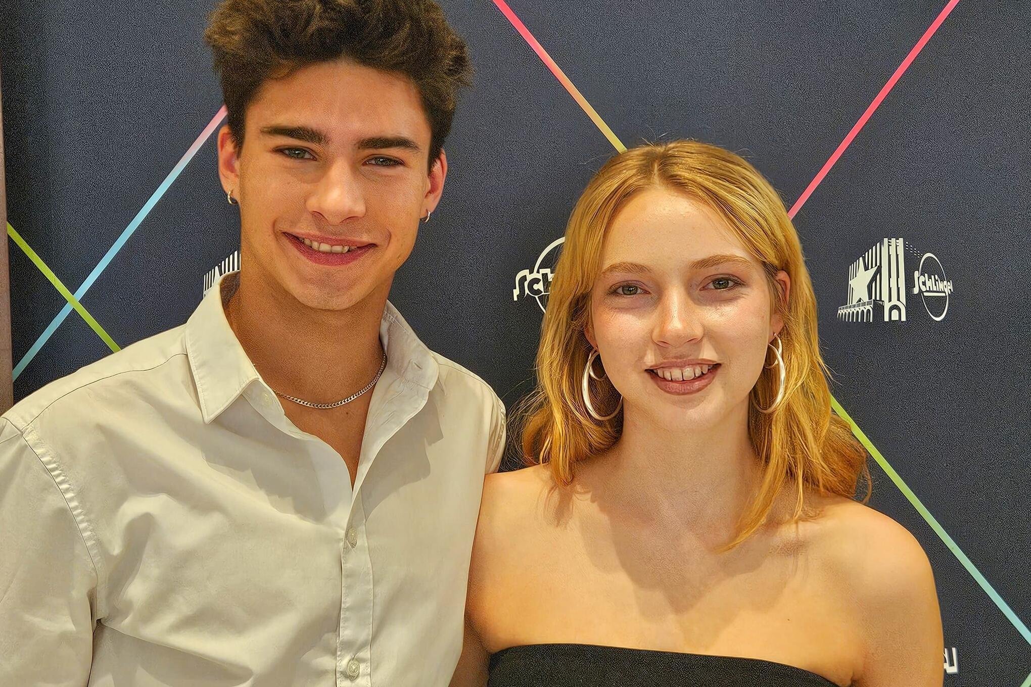 Kussszenen zwischen Emilia Mayer und Loris Sichrovsky in „Die Schule ...