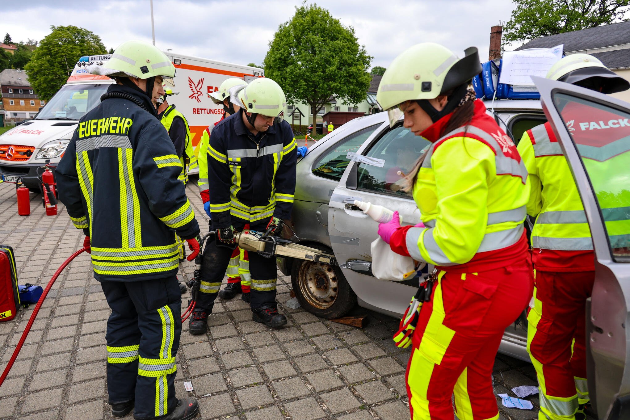 Moped crasht mit Auto – Schüler schauen bei dramatischer Rettungsübung ...