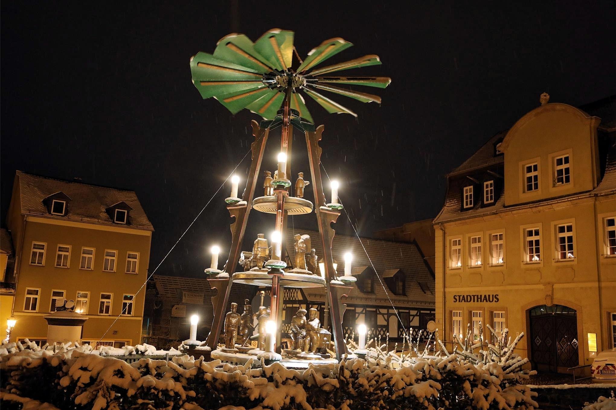 Hohenstein-Ernstthal startet mit Feuershow und Lampionumzug in den Advent
