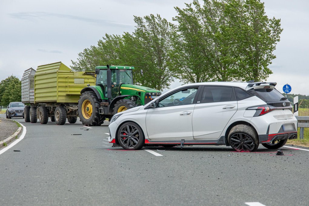 Unfall in Zwönitz: Pkw kracht beim Überholen mit Traktor zusammen