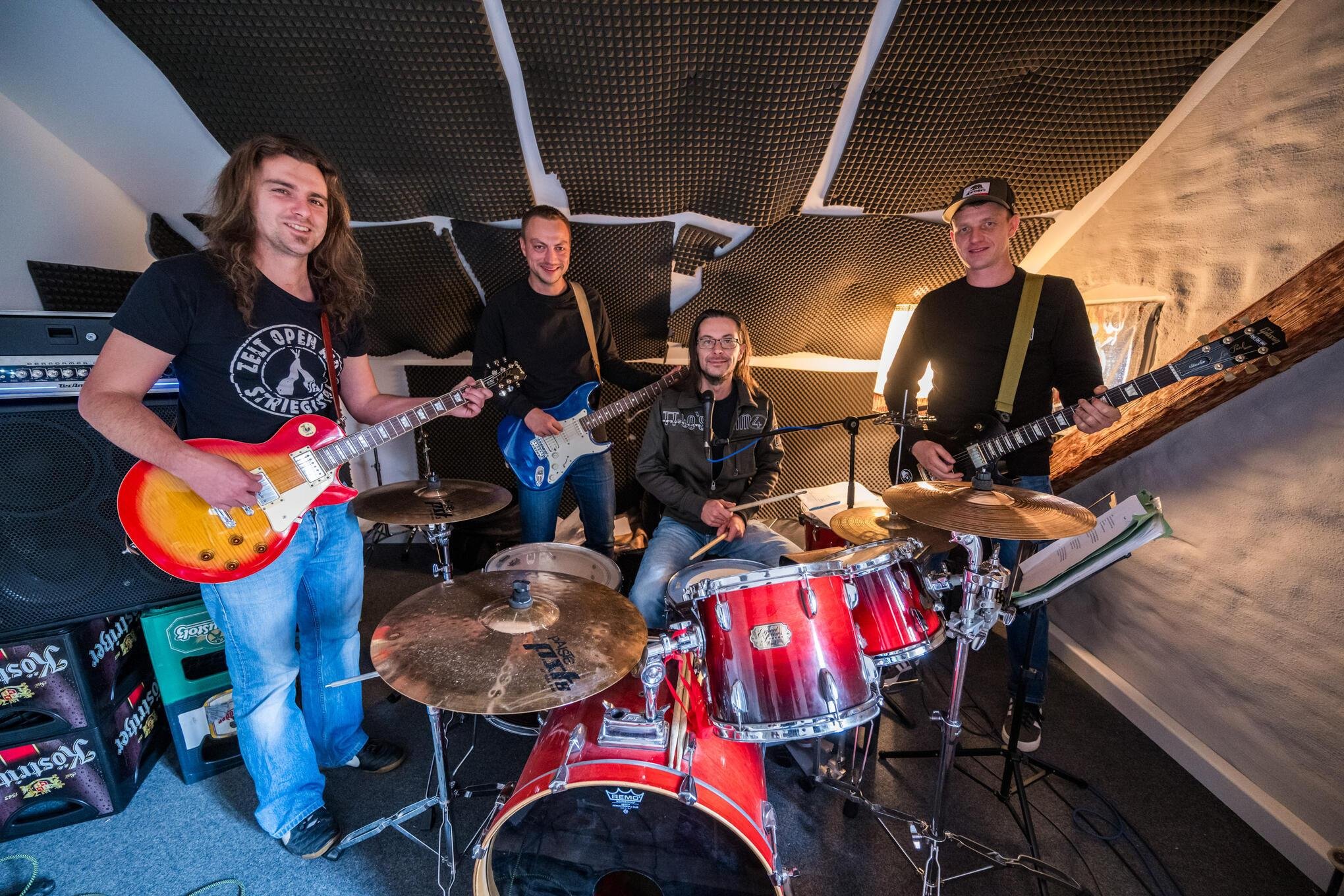 Band „Headless Rooster“ aus dem Erzgebirge rockt jetzt auch das Wohnzimmer
