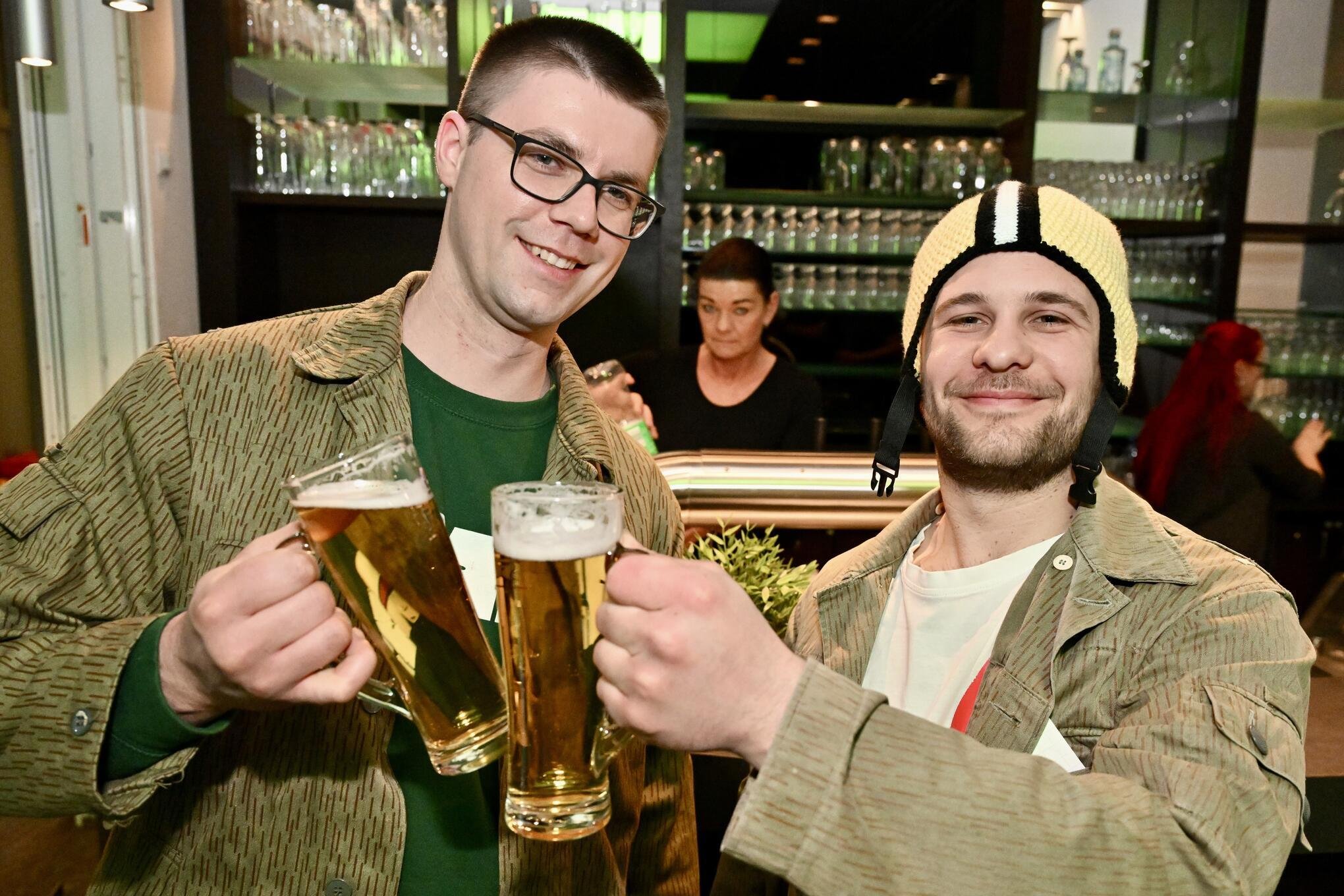Mit Simson-Slang und Bier: Günther & Hindrich begeistern Publikum im ...
