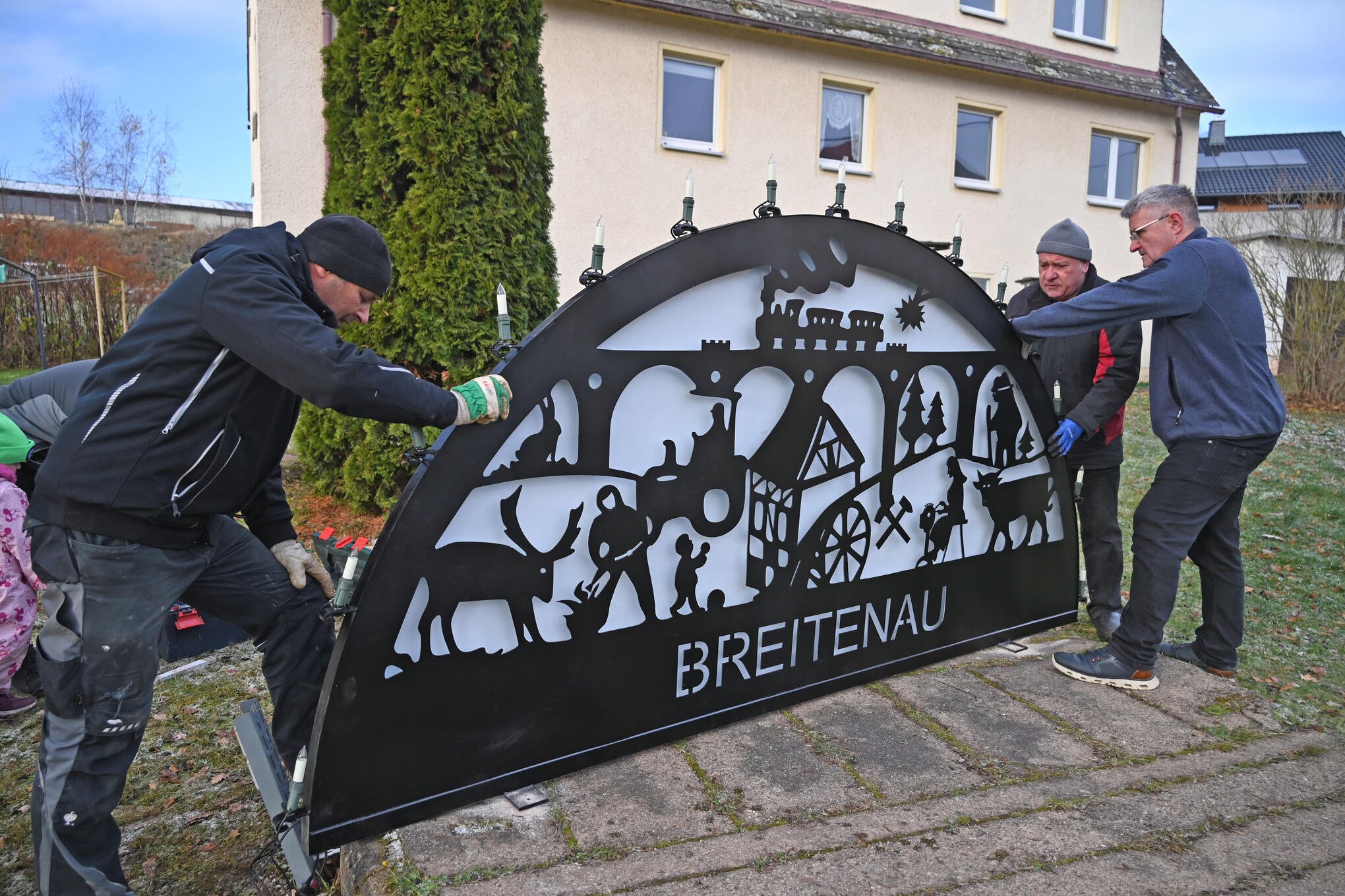 Ein 15 Lichter-Schwibbogen ziert jetzt das Ortszentrum von Breitenau ...