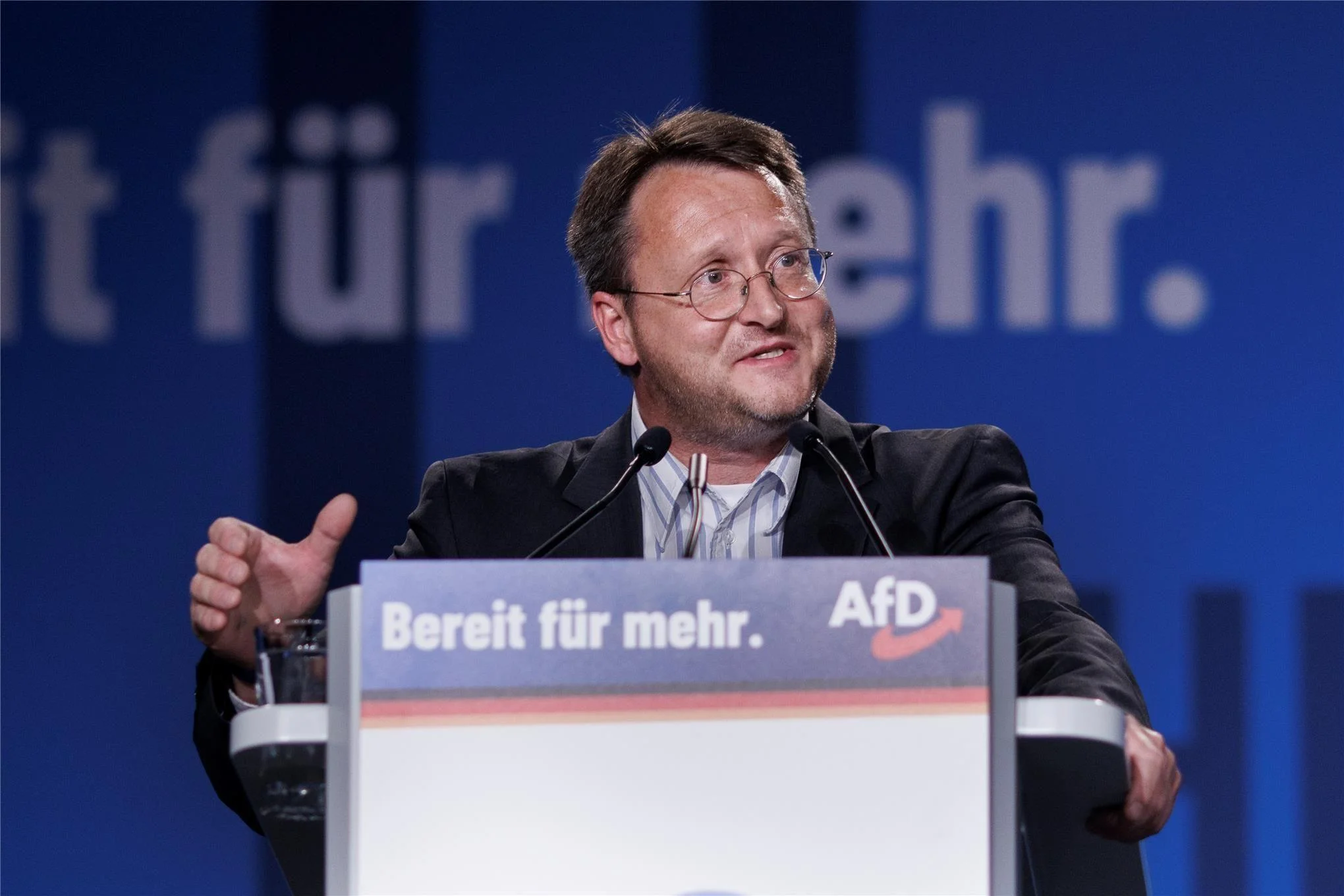 Deutschlands erster AfD-Landrat mit Neonazi-Aktivistin zusammen